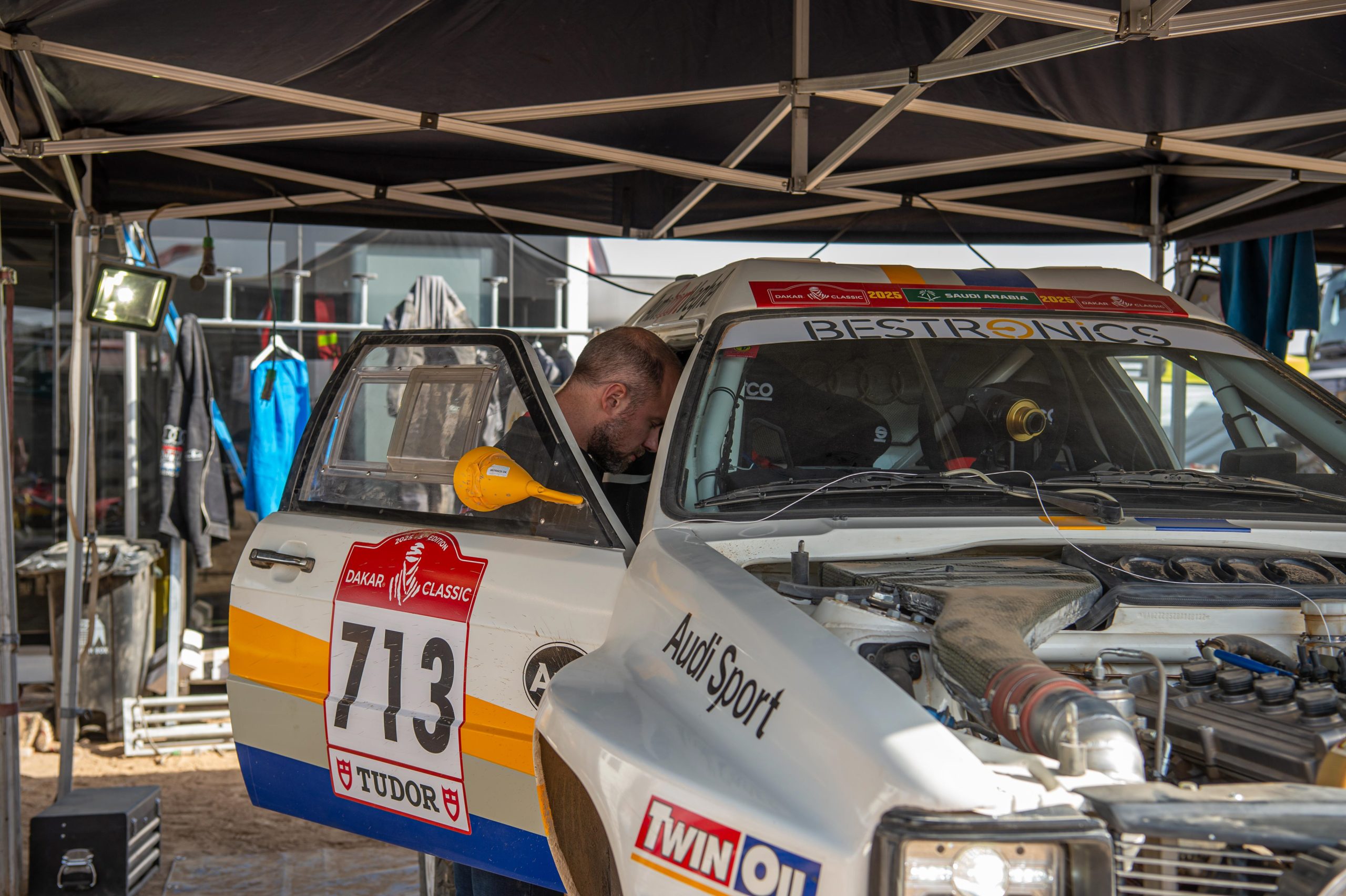 Hans Stacey is blij dat hij met zijn Audi Quattro de rustdag van de ...