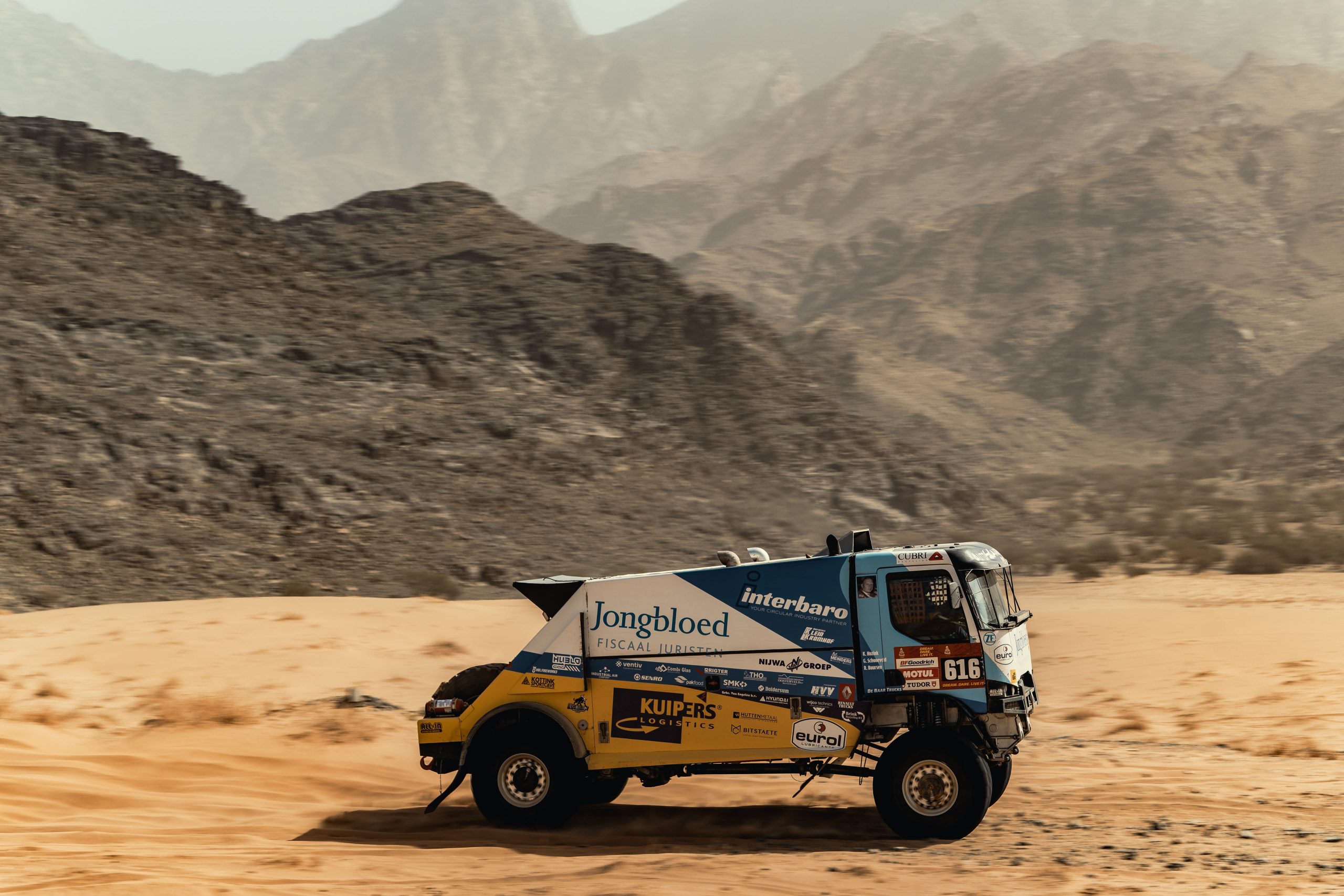 Kay Huzink worstelt met pechduivel in voorlaatste Dakar-etappe ...